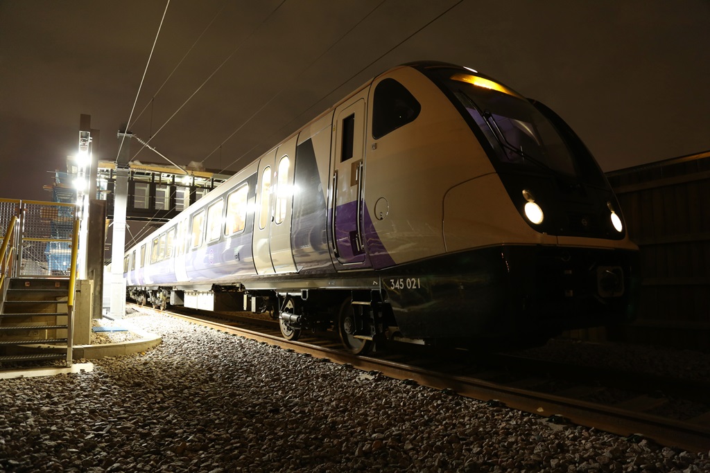 Elizabeth line train makes successful maiden voyage | Construction UK ...