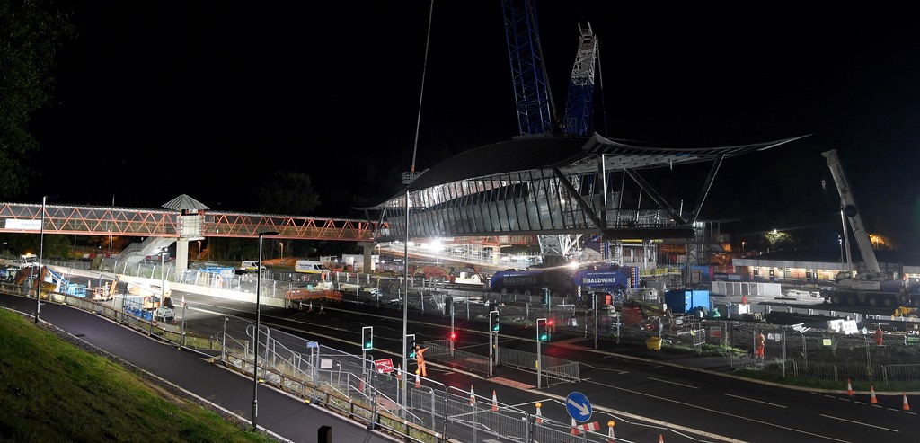 Balfour Beatty’s team lifts second 240 tonne footbridge into place ...